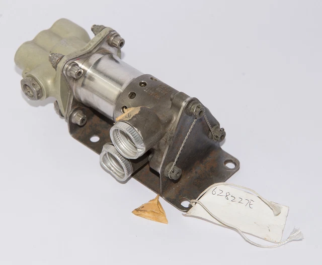 BLEED VALVE 628227E 628228B Jet Engine Turbine Vintage Aircraft £99.99 ...