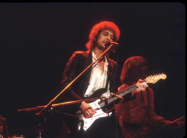 BOB DYLAN PLAYING his Fender Stratocaster electric guitar on Decemb Old ...