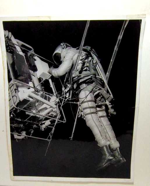 NASA ASTRONAUT SPACE Walk Doing Repairs ( SKYLAB? ) Photo 8 x 10 B & W ...