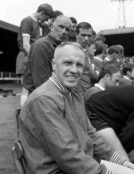 BILL SHANKLY MANAGER Liverpool football club during team Photo 1967 Old ...