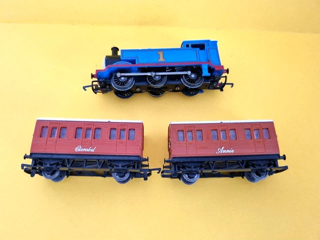 HORNBY - THOMAS THE TANK ENGINE with ANNIE & CLARABEL COACHES (00/HO ...