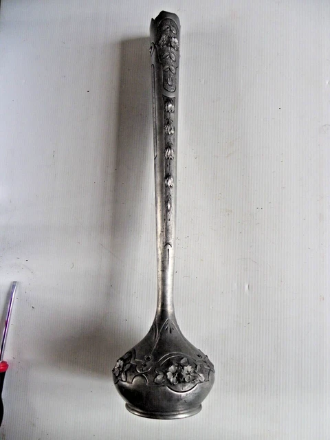 VASE EN ÉTAIN A.V Paris repoussé signé A. Villien ? décor floral 44 cm ...