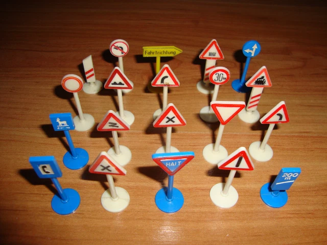 SIKU ROAD SIGNS Schilder Verkehrszeichen plastik 20x EUR 55,00 ...