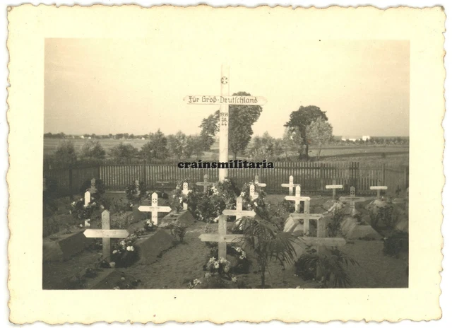 ORIG. FOTO GRAB 11.ID Soldaten in Friedhof IR.44 in Polen 1939 EUR 9,99 ...