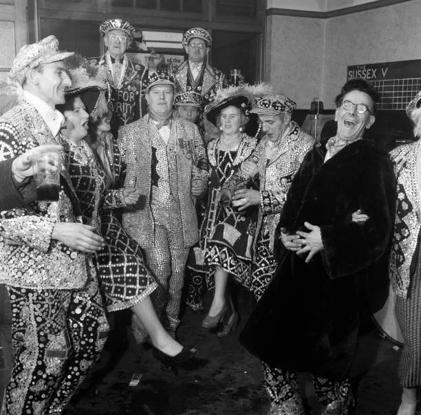 PEARLY KINGS AND Queens In Hackney 1955 Old Photo 1 EUR 6,62 - PicClick FR