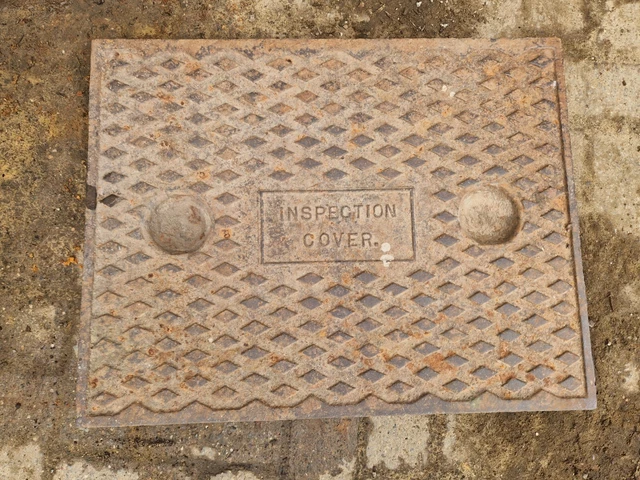 CAST IRON MANHOLE Drain Cover 634mm X 491mm Diamond Pattern Inspection ...