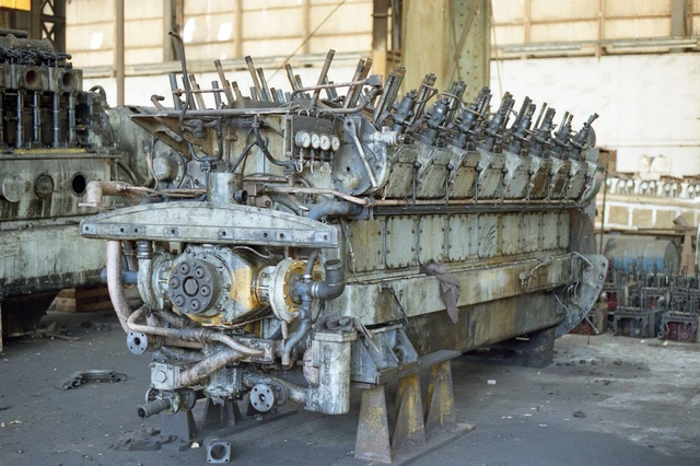 BRITISH RAIL CLASS 40 40024 power unit Crewe works melt shop 13/10/85 ...