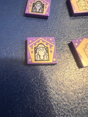 LEGO HARRY POTTER Chocolate Frog Card (2x2 Tile) - Gold Albus ...