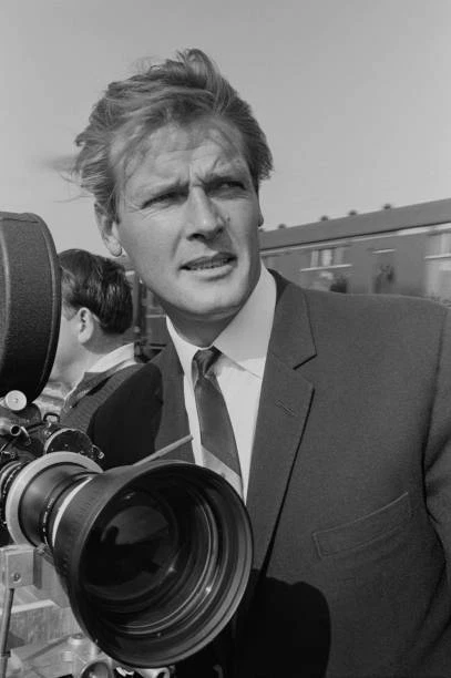 ENGLISH ACTOR ROGER Moore Who Plays Simon Templar 1965 OLD PHOTO $9.00 ...