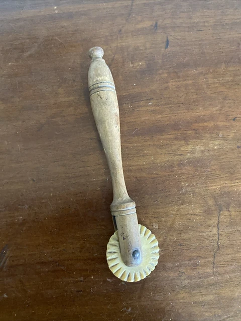 ANTIQUE WOODEN PASTRY Cutter Pie Crimper With Hand Carved Wheel £10.00 ...
