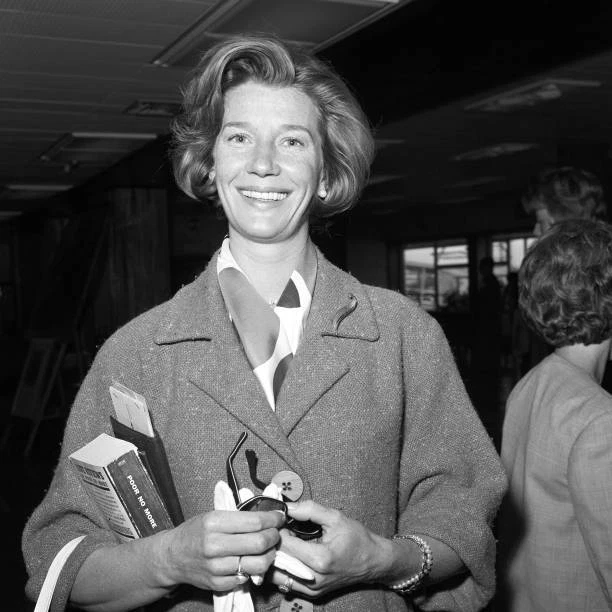 ACTRESSES LESLIE CARON and Lois Maxwell 1962 OLD PHOTO EUR 6,60 ...