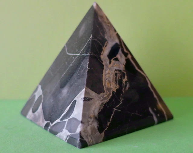 PYRAMIDE EN PIERRE Noire Naturelle Veinée Magnesite Regalite Force ...