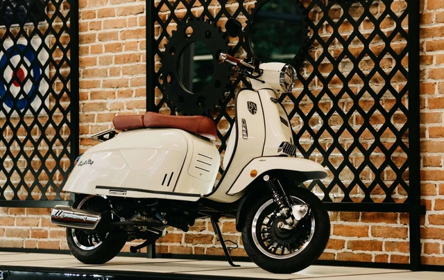 ROYAL ALLOY GP 125cc Modern Classic Retro Automatic Moped Scooter For ...
