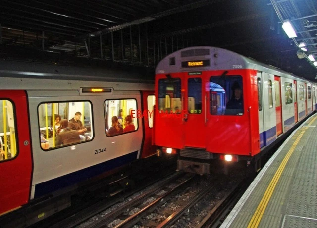 PHOTO LONDON Underground S7 Stock (Left) And D78 Stock At Embankment On ...