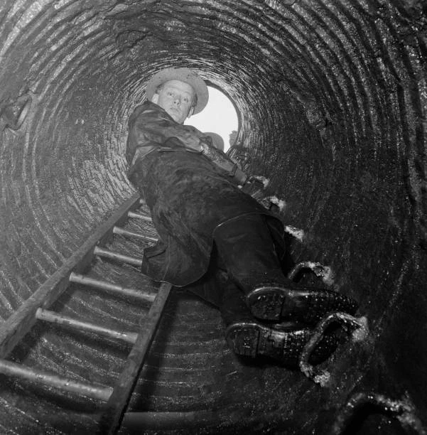 AMERICAN ACTOR ART Carney Climbs Down A Manhole 1955 Old Photo EUR 6,62 ...