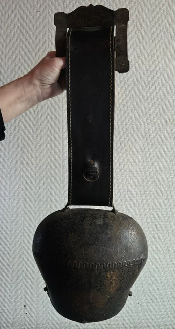 BELLE GROSSE CLOCHE ancienne de vache 19éme / Avec collier en cuir d'époque EUR 39,00 - PicClick FR