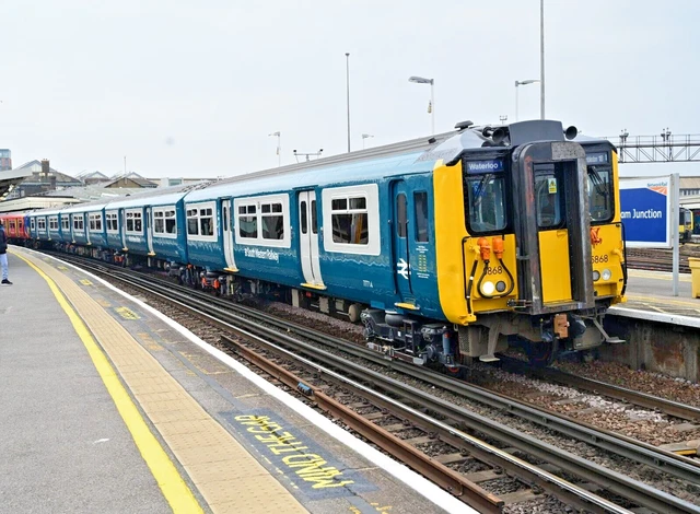 CLASS 455 NO 455868 in southwest trains blue at clapham jn 1 £1.00 ...