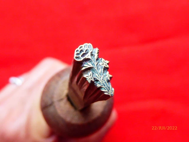 FLEURON FER À dorer outil ancien relieur reliure n°84 EUR 35,00 ...