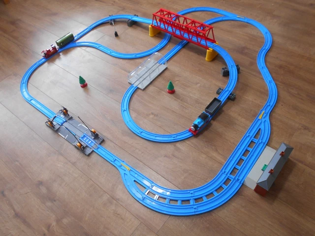 TOMY TRACKMASTER THOMAS the tank engine battery train set plus battery ...