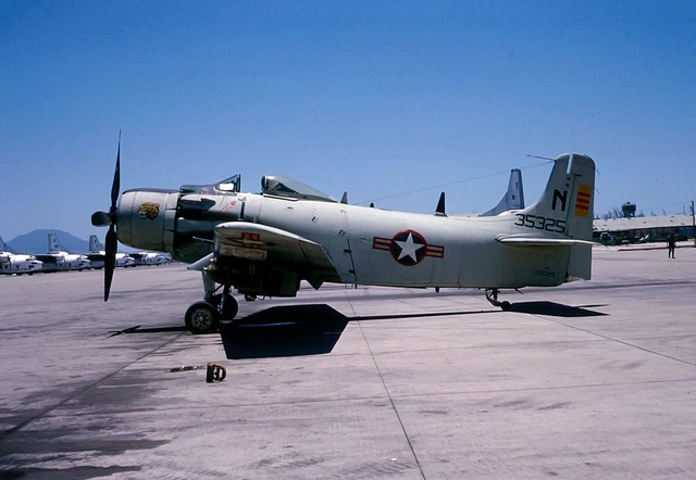 USAF, DOUGLAS A-1H Skyraider, 135325, in 1965, aircraft slide EUR 13,45 ...