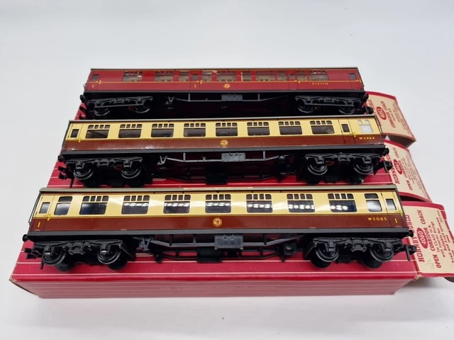 3 X HORNBY DUBLO 2 /3 RAIL SUPER DETAIL COACHES EXC BOXED LOT 8 £25.00 ...