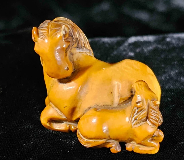ANTIQUE JAPANESE NETSUKE Carved Boxwood Recumbent Horse & Foal Late ...