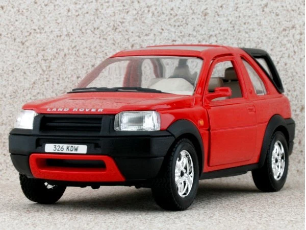 LAND ROVER FREELANDER - red - Bburago 1:24 EUR 16,90 - PicClick DE