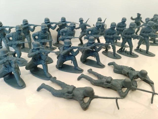 VINTAGE AIRFIX WW2 German Infantry Soldiers 1:32 Scale Set of 30 £8.00 ...