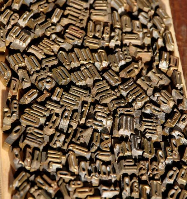 LOT DE CARACTÈRES à dorer police matériel de reliure dorure cuir bronze ...