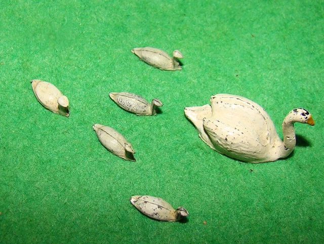 VINTAGE LEAD FARM Britains set of Swan and 5 baby cygnets £7.50 ...