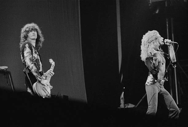JIMMY PAGE ROBERT Plant Performing Earls Court London 1975 MUSIC OLD PHOTO 2 EUR 6,62 - PicClick FR