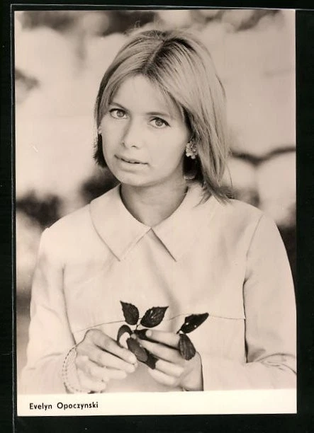ATTRICE EVELYN OPOCZYNSKI con vista incantevole nell'immagine ...