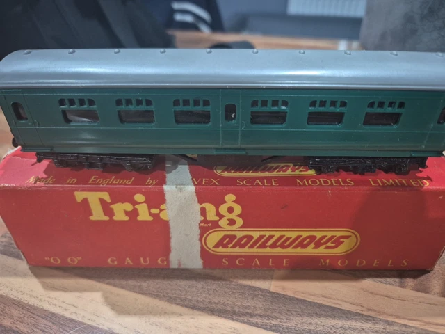 VINTAGE BOXED TRI-ANG Railways OO Gauge R22 SR Passenger Coach; S17035 ...
