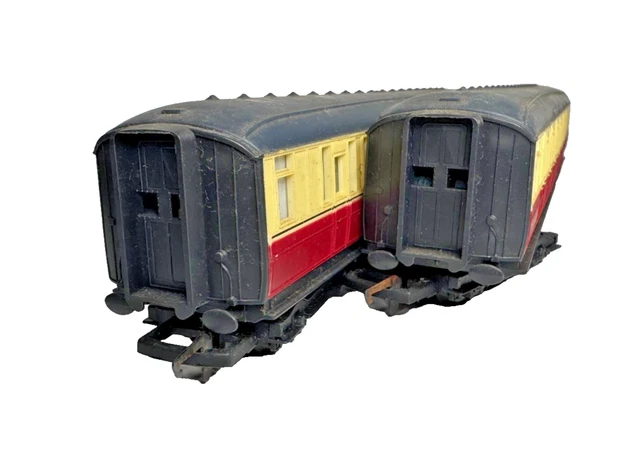 2 X HORNBY OO Gauge Crimson cream British Railways coaches e18276 ...