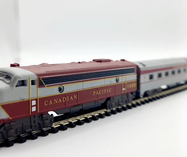 Z GAUGE SCALE Diesel Locomotive Coaches Model Railway Train Not ...