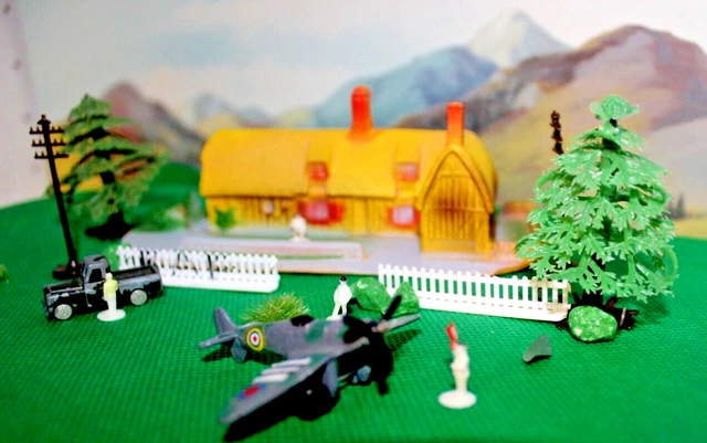 LONE STAR EAGLET Thatched cottage,Land rover/spitfire+crew/trees ...