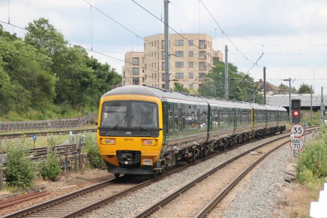 CLASS 165 NO 165110 in gwr green at ealing broadway £1.20 - PicClick UK