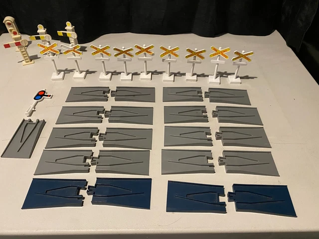 THOMAS THE TANK Engine Tomy Trains Level Crossing Parts Track & Road ...