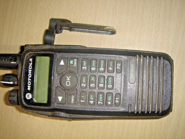 MOTOROLA DP3600 UHF 403-470MHz DMR Digital c/w Batería, clip de cinturón y antena #3 EUR 69,95 ...