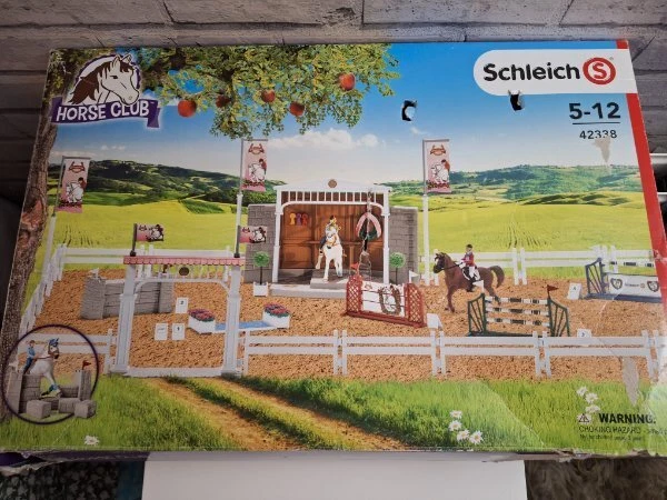 SCHLEICH HORSE CLUB boxed set 42338 BIG HORSE SHOW 2 horses jumps ...