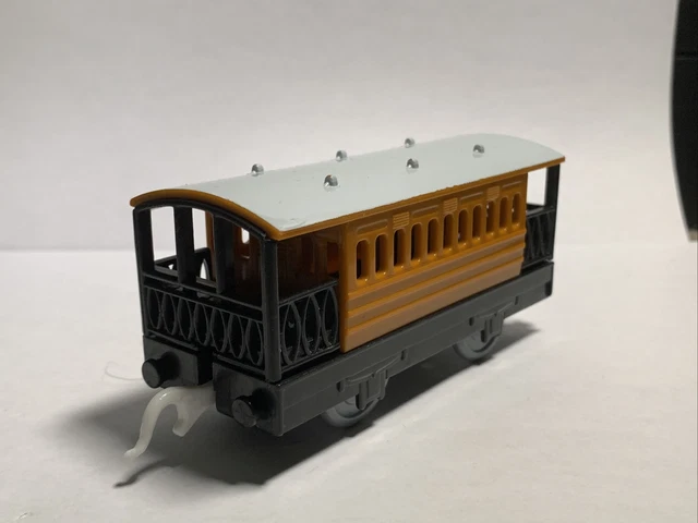 TOMY HENRIETTA THOMAS & Friends Trackmaster Motorized HiT Coach Plarail ...