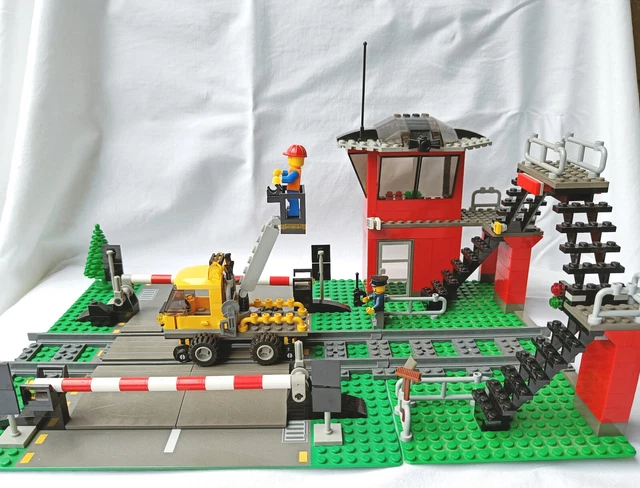 LEGO WORLD CITY: Bahnübergang mit Schienenfahrzeug (10128) Train Level ...