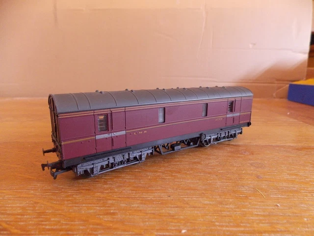 LIMA 50' LMS BRAKE PARCELS COACH No 37762 in LMS Red Livery. OO Gauge ...