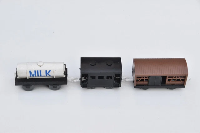 TRACKMASTER THOMAS THE Tank Engine MILK TRUCK, Carriages x 3 Tomy £9.99 ...