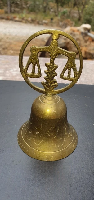 ANCIENNE CLOCHE DE TABLE CUIVRE DECOR BALANCE H 11 cm SONNAILLES ART ... ANCIENNE CLOCHE DE TABLE CUIVRE DECOR BALANCE H 11 cm SONNAILLES ART ...