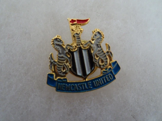 NEWCASTLE UNITED FOOTBALL Club Crest vintage logo Badge pin EUR 12,84 ...