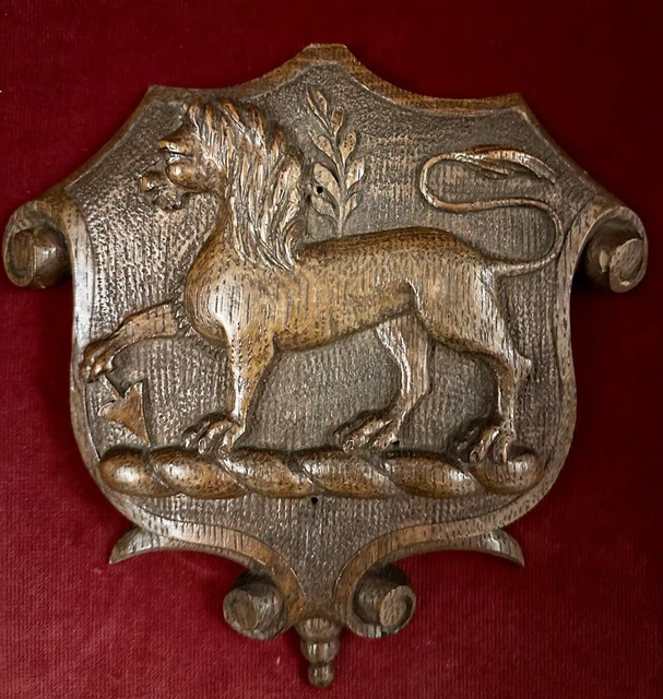 VICTORIAN CARVED OAK Wood Mount With Lion Heraldry Antique Crest £45.00 ...