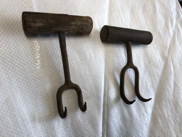 VINTAGE DOCKERS WOODEN handled Sack Bale Meat Hooks x 2 Farming Tools £ ...