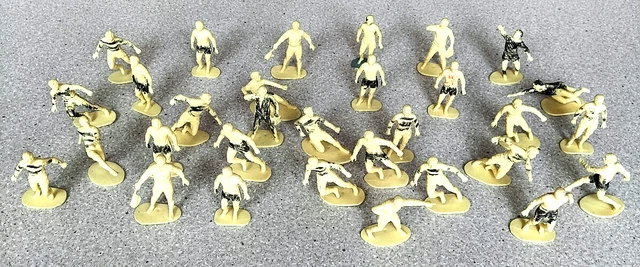 AIRFIX FOOTBALLERS 32ND scale figures, circa 1960's/70's. 31 pieces £16 ...