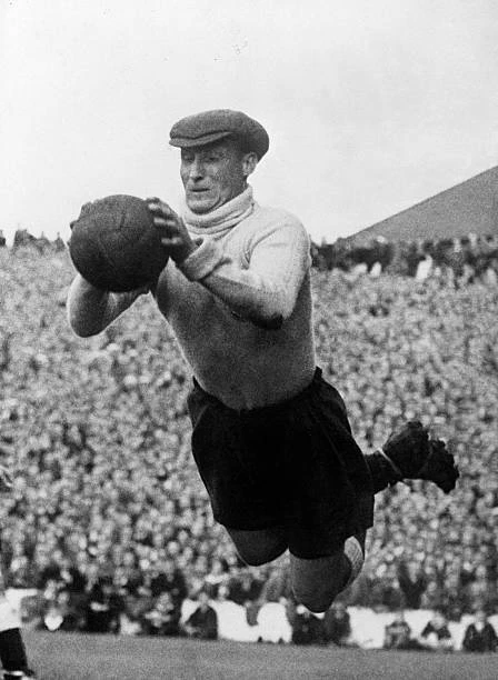 FOOTBALL ENGLAND GOALKEEPER Bert Williams in action Old Photo $9.00 ...